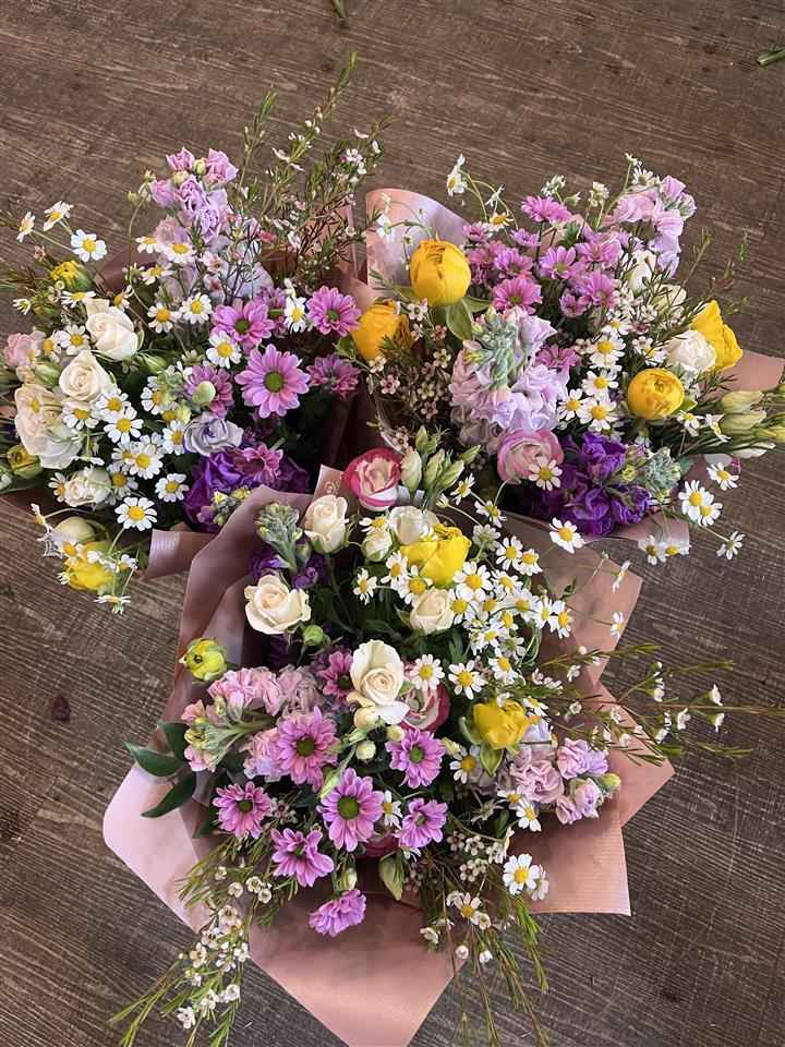 Friday Flowers - Lucy Butler Flowers Kingswood